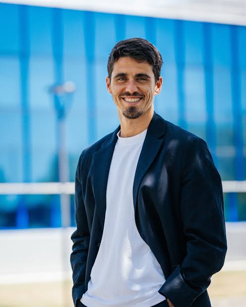 Carlos Cuesta in 2026: Net Worth and Salary, Wife, Assistant Coach ...